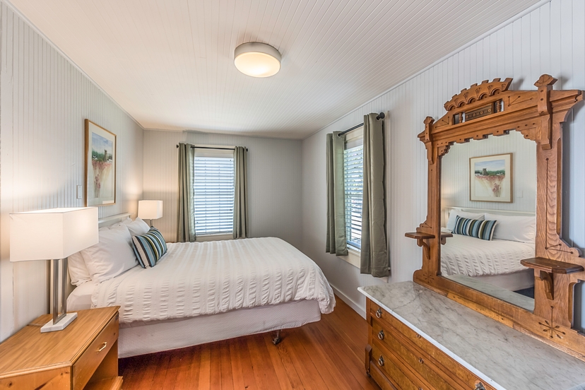 Heather Cottage with Queen Bed and Daybed with Trundle & Kitchen