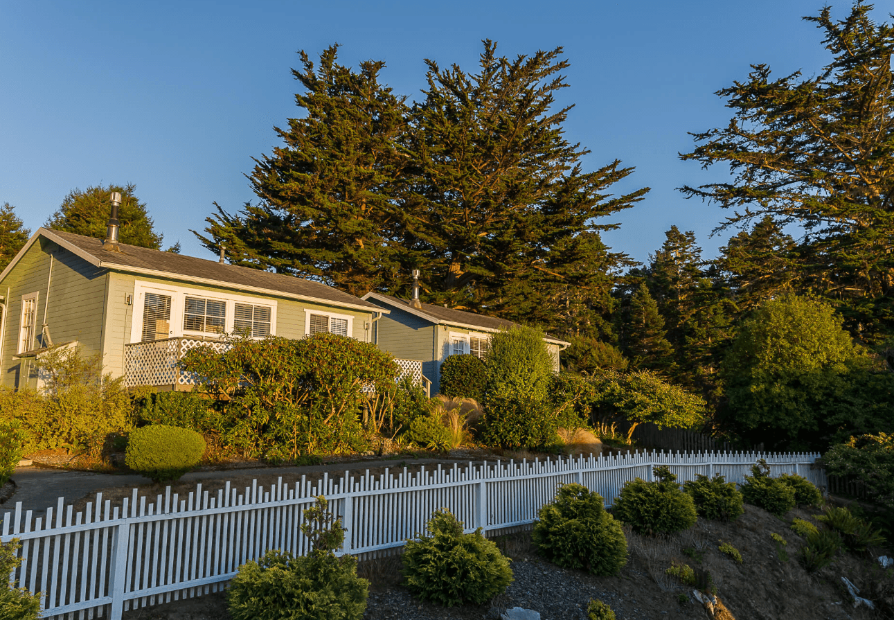 Heather Cottage with Queen Bed and Daybed with Trundle & Kitchen